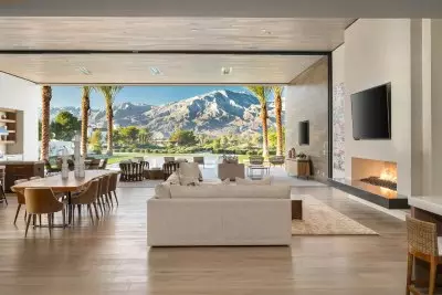 Kourtney Kardashian Palm Springs-i otthona elég fillérbe kerül – nézze meg!