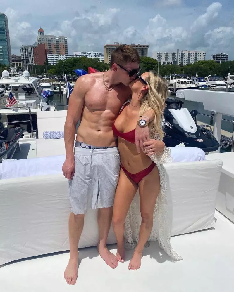 Juliette Porter de Siesta Key et son petit ami Sam Logan s'embrassent sur un bateau