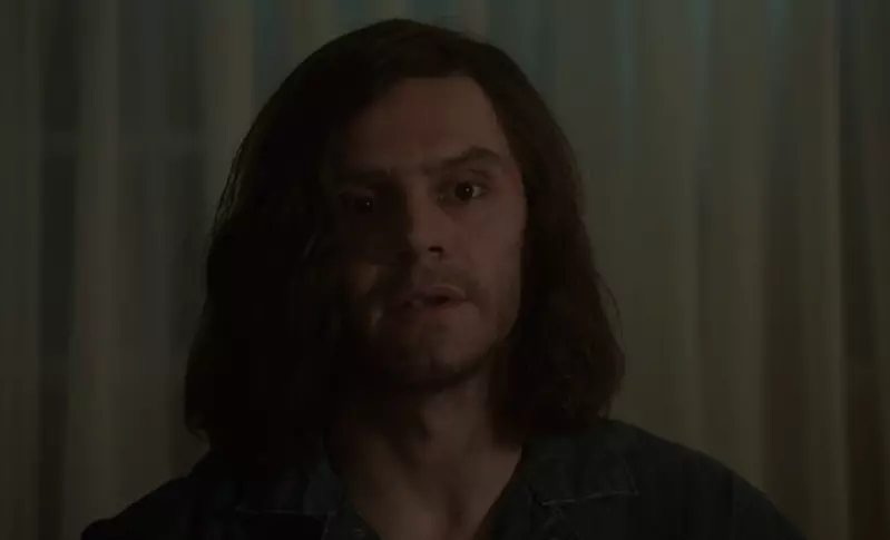 Evan Peters သည် American Horror Story မှ Jeffrey Dahmer အဖြစ်သို့ ပြောင်းလဲခြင်း အခန်းကဏ္ဍ