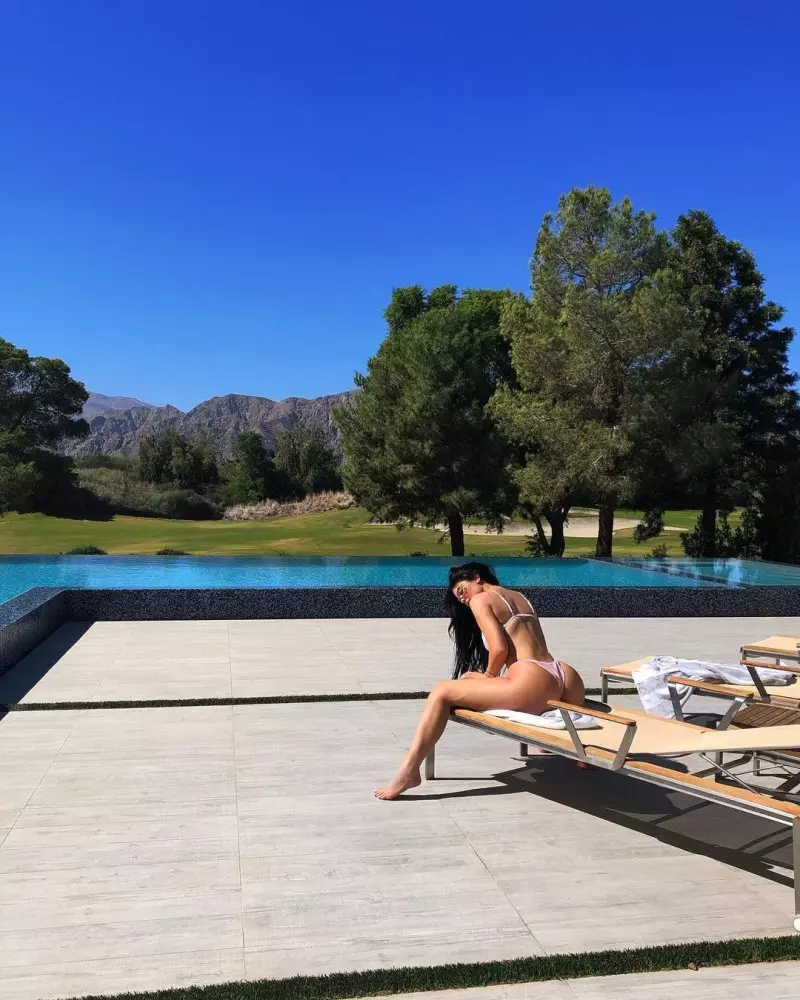 Kardashianëve u pëlqen të kalojnë kohë në shtëpinë 12 milionë dollarëshe të Kris Jenner në Palm Springs