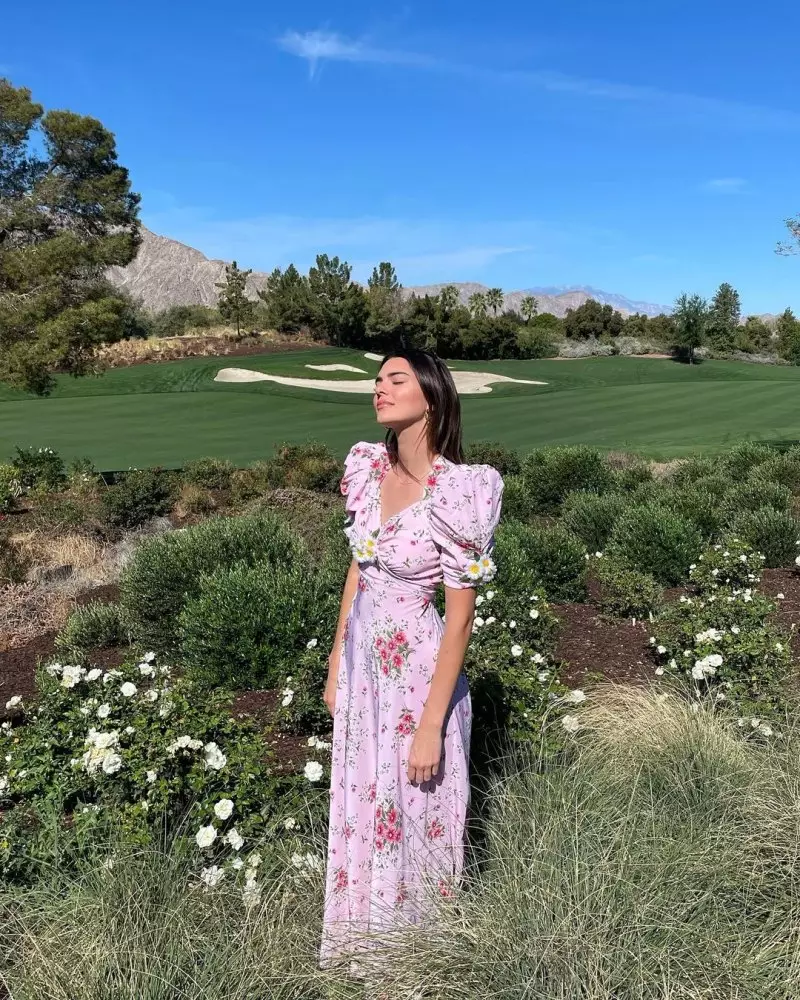 La Kardashians Amas Pasigi Tempon ĉe la $12 Miliono da Palm Springs Hejmo de Kris Jenner