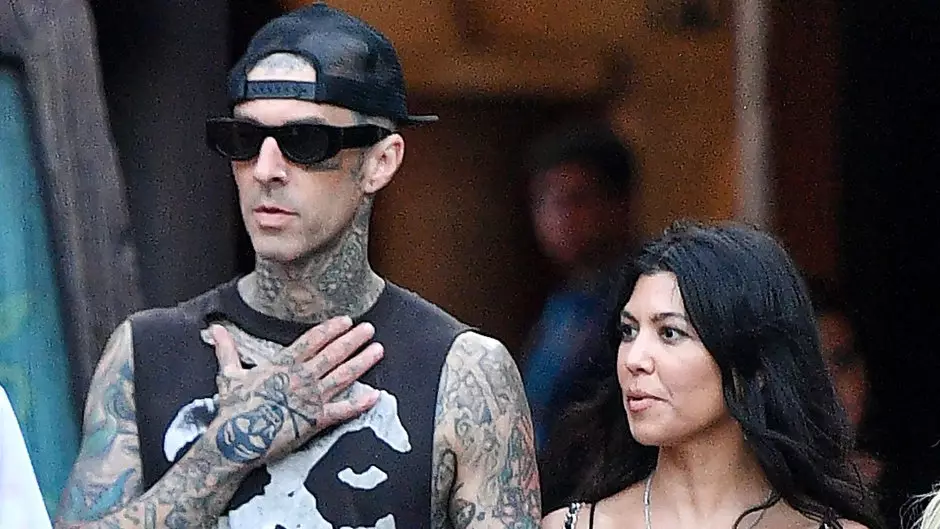 Kourtney Kardashian sareng Travis Barker Ngarasakeun Peuting Pilem Romantis di Imahna