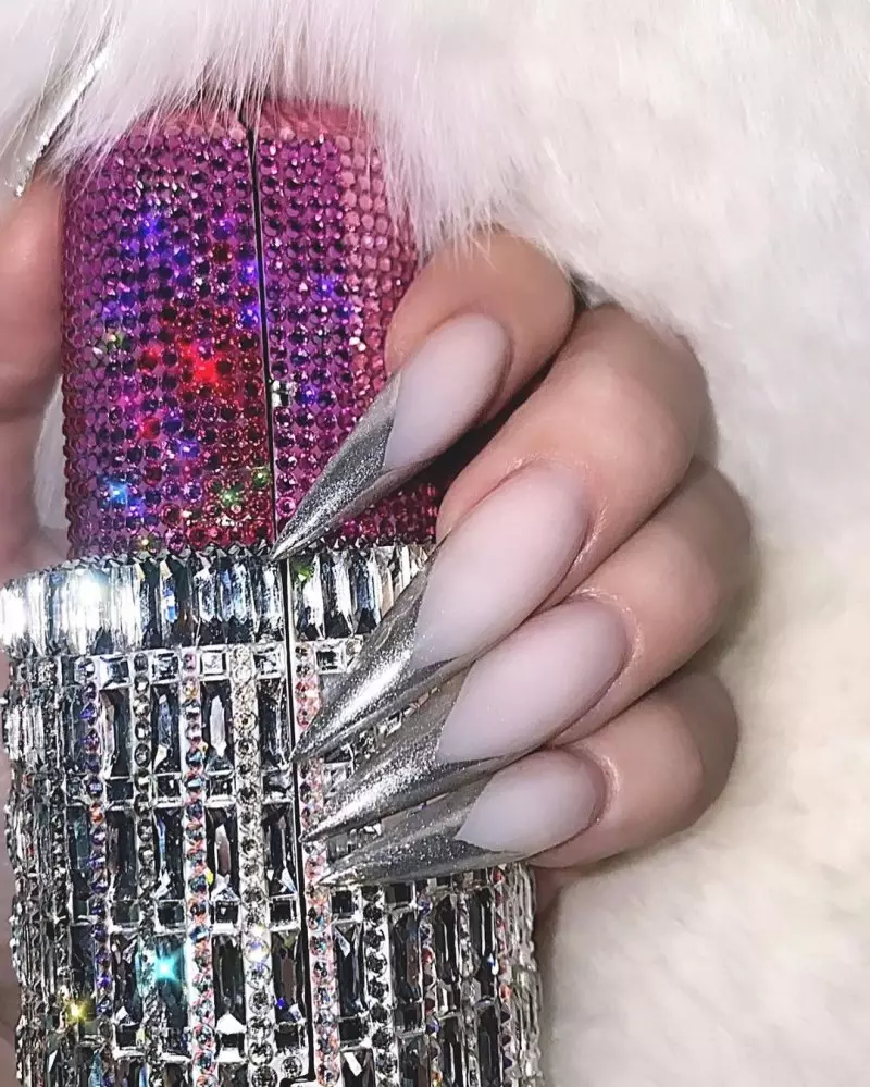 ~ Continuez ~ avec les manucures les plus extravagantes de Khloe Kardashian