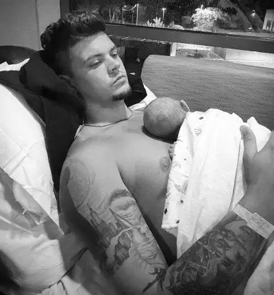 Tyler Baltierra pohtii olevansa tyttö-isä vaimon jälkeen Catelynn jakaa 1. Pics Baby R:n