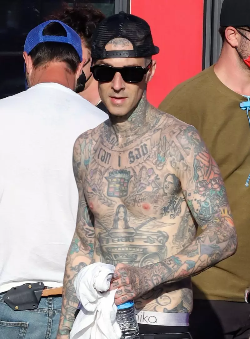 Travis Barker kritt de Kourtney Kardashian Tattoo op der Këscht: Fotoen 2