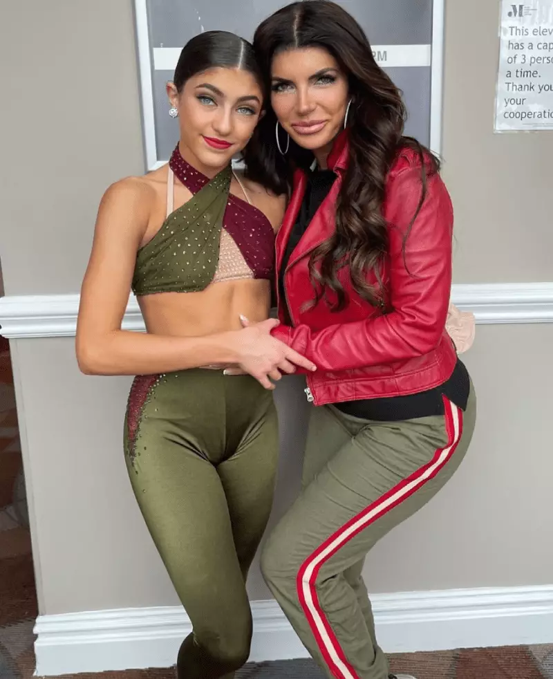 Teresa Giudice a Merch Edrych-Alike Audriana