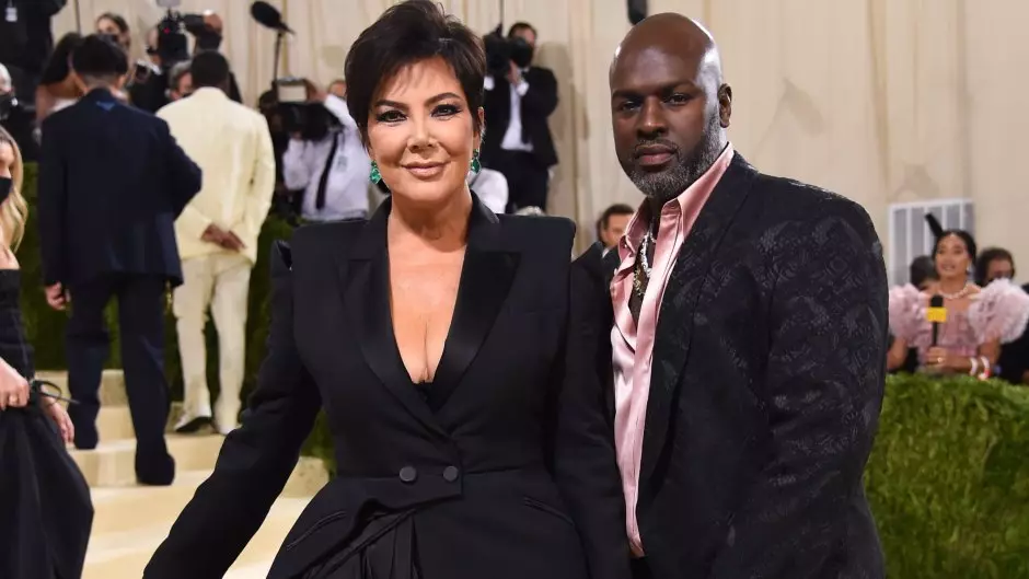 Kris Jenner e Corey Gamble usan roupas negras coordinadas na alfombra vermella da Gala do Met 2021.