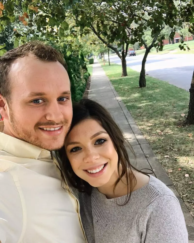 La edzino de Josiah Duggar Lauren Swanson Naskas knabineton