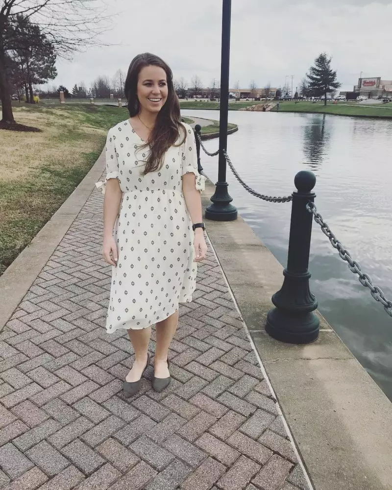 Jana Duggar Na-eje ije n'akụkụ mmiri