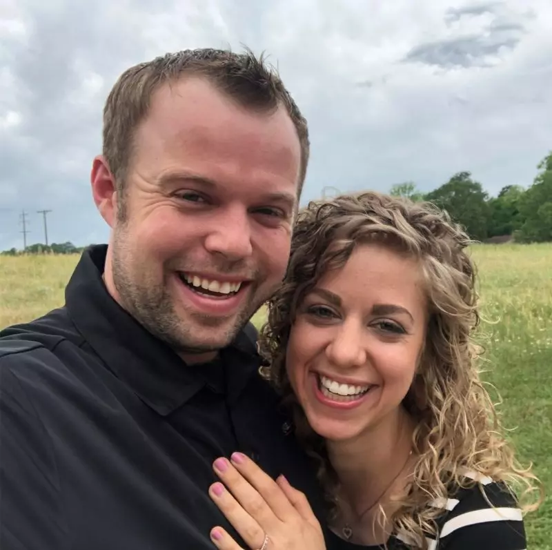 John David Duggar kaj Abbie Burnett Gravedaj Atendante