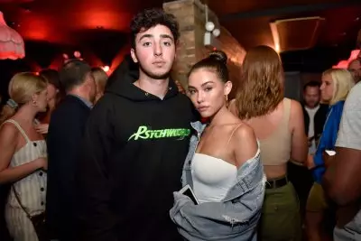 Ma Madelyn Cline û Zack Bia Hevdîtin in Piştî ku Chase Stokes Split? Madison Beer Ex Boyfriend