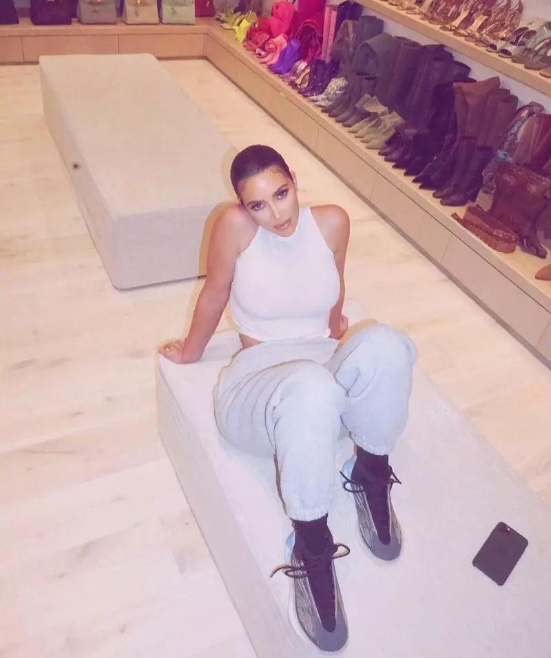 Kim kardashian ngwa kaboodu pose