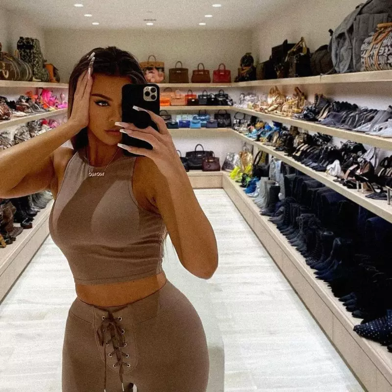 kim-kardashian-doplňky-skříň-khloe