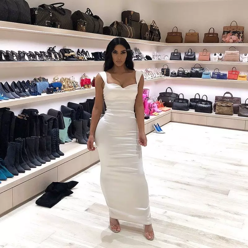 kim-kardashian-ihe eji eme ihe-ime ụlọ