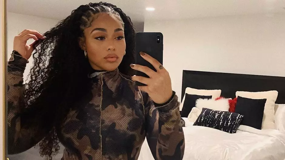 Jordyn Woods posiert für ein Spiegel-Selfie in Camo-Bodysuit