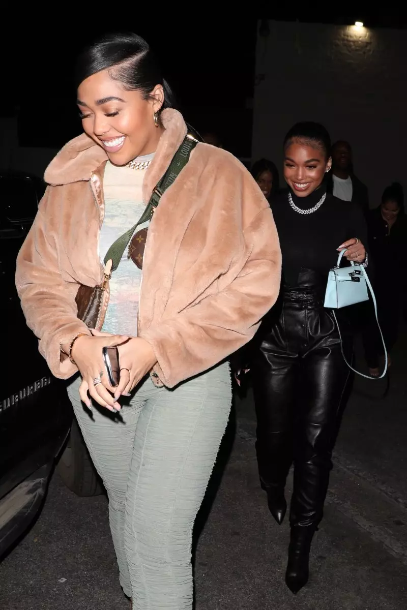 Jordyn Woods nan yon bèl rad fouri ak Lori Harvey