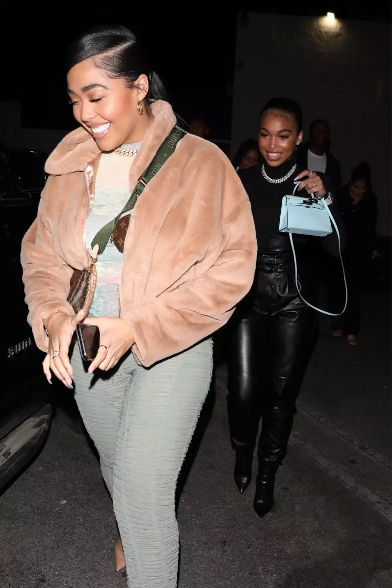 Jordyn Woods in een schattige bontjas met Lori Harvey