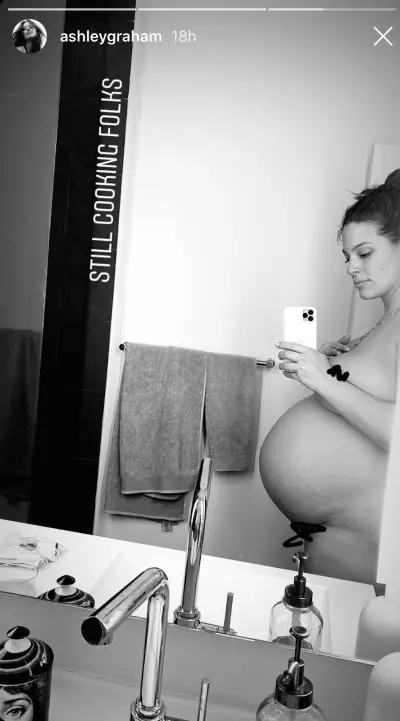 Ashley Graham tregon Baby Bump në Nude Slefie