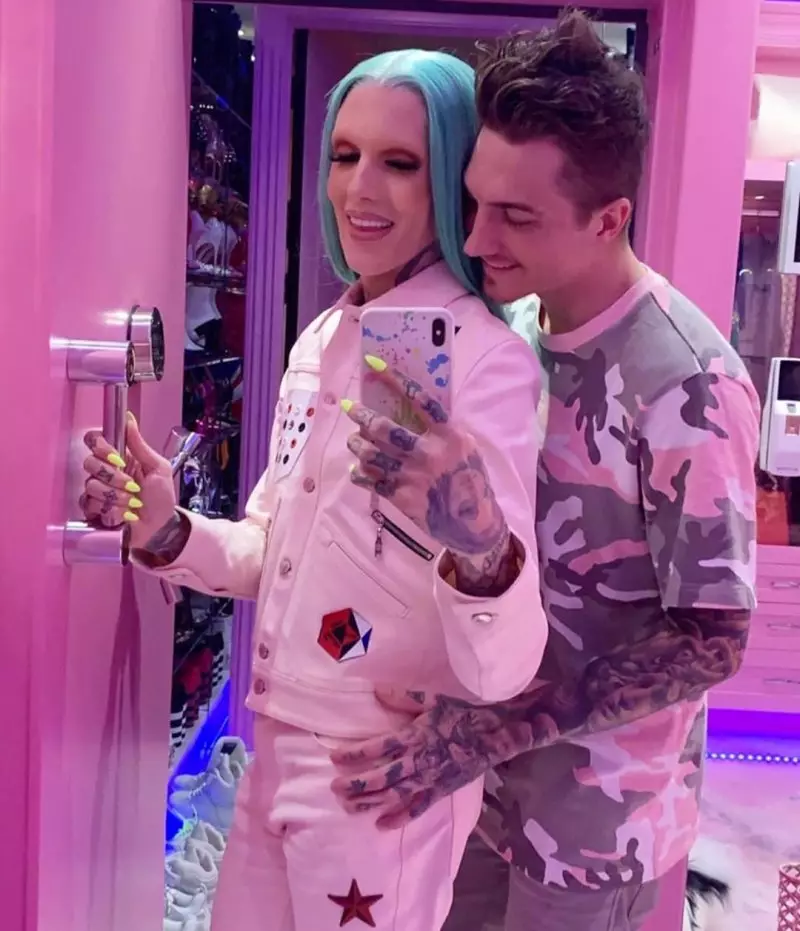 Jeffri Star va Natan Shvandt munosabatlari xronologiyasi