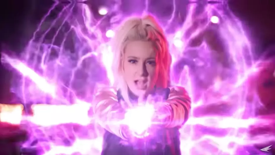 Tana Mongeau kao Pink Power Ranger