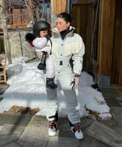 Stormi Webster går på snowboard med Kylie Jenner