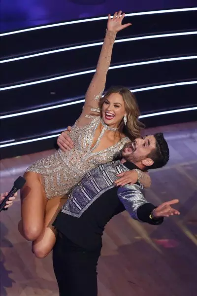 Hannah Brown און Alan Bersten ריונייט פֿאַר DWTS Live Tour