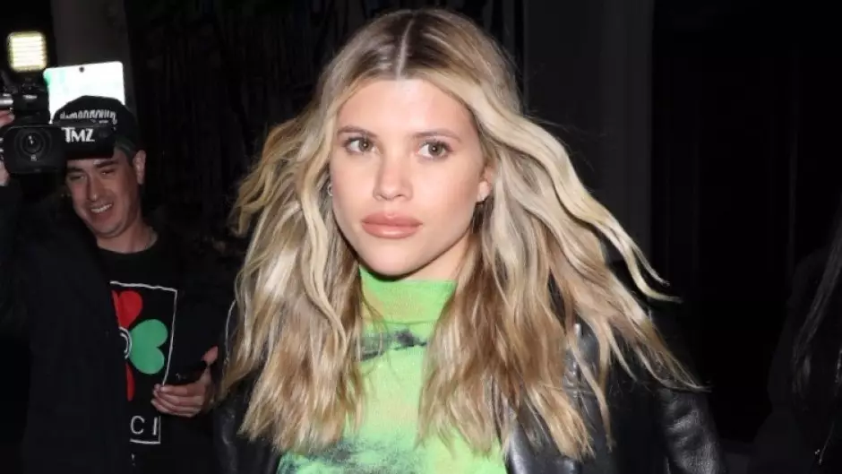 Sofia Richie ອອກຈາກຄ່ໍາຢູ່ Craig's ໃນ Neon Top ແລະ Jacket ຫນັງ