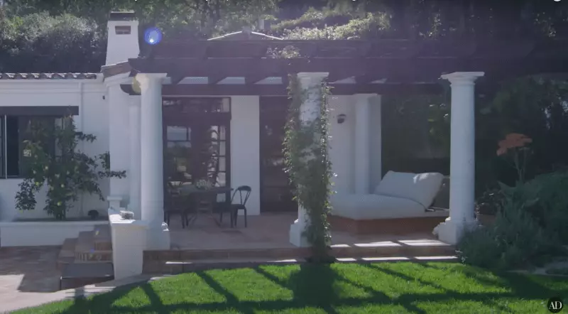 Ogled hiše Kendall Jenner 1 na dvorišču
