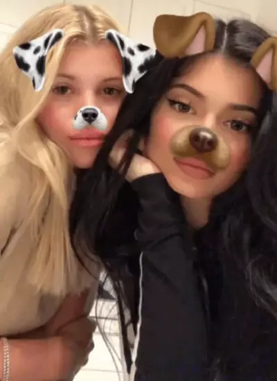 Sofia Richie eta Kylie Jenner Instagram-en txakur-iragazkia erabiliz