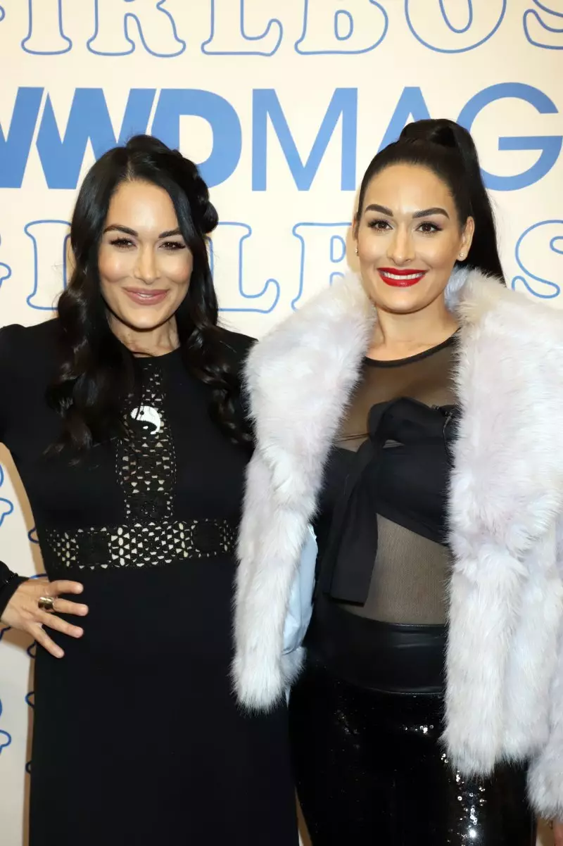 Nikki agus Brie Bella ag taispeáint a gcuid bumps leanbh