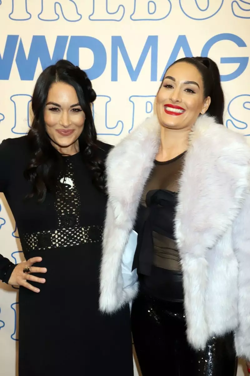 Nikki agus Brie Bella ag taispeáint a gcuid bumps leanbh