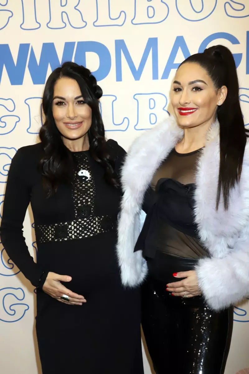 Nikki agus Brie Bella ag taispeáint a gcuid bumps leanbh