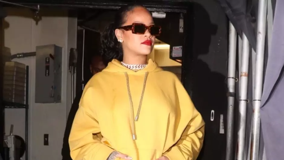 Rihanna je primijećena kako napušta finog momka u L.A. u žutoj suknji i odgovarajućoj dukserici