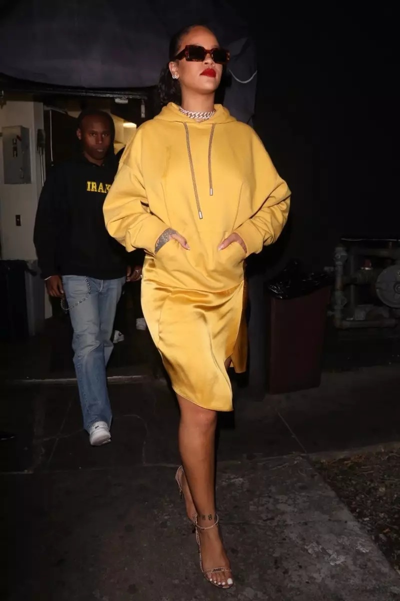 Rihanna lemħet titlaq mill-Bniedem f’LA liebes dublett isfar u sweatshirt li tqabbel