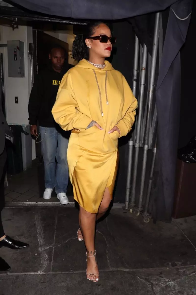 Rihanna lemħet titlaq mill-Bniedem f’LA liebes dublett isfar u sweatshirt li tqabbel