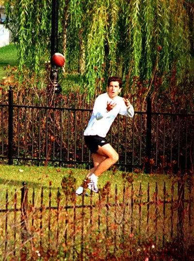 John F. Kennedy Jr. beim Fußballspielen