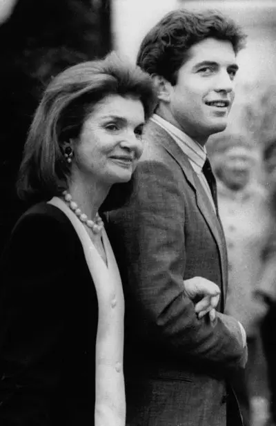 John F Kennedy Jr dhe Maria Shriver duke buzëqeshur në Hyannis