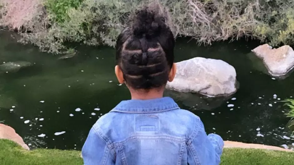 Khloe Kardashian und True Thompson erkunden einen Fluss