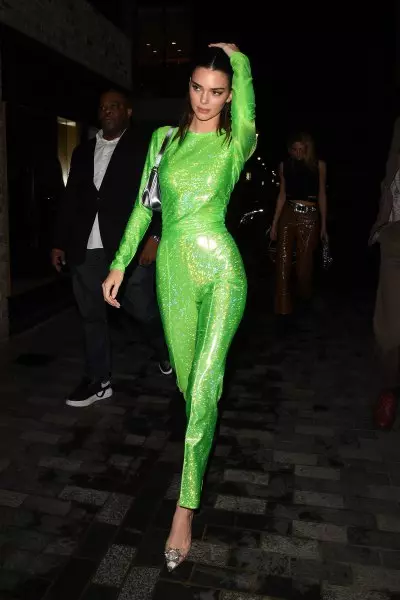 Kendall Jenner Wọ Sipaki kan, Eto alawọ ewe orombo wewe lati Saks Potts