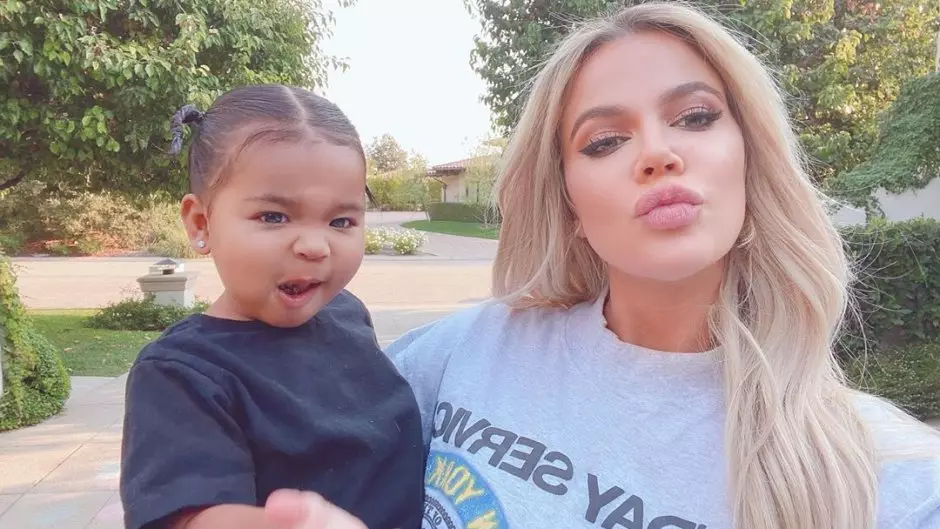 Khloe Kardashian ati Thompson Tòótọ ni Awọn ijiroro fun KUWTK Spinoff Show Khloe ati Otitọ Gba Agbaye