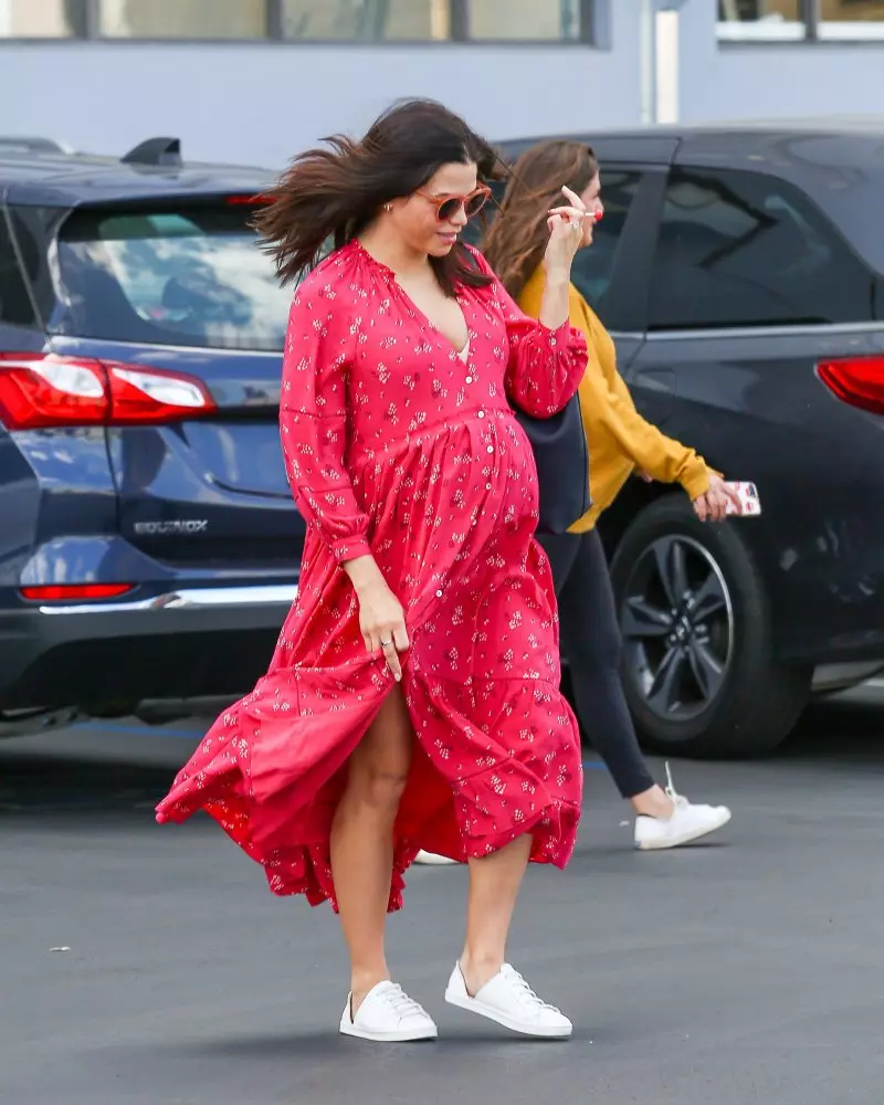 Jenna Dewan fa lluir un cop de nadó amb un vestit rosa