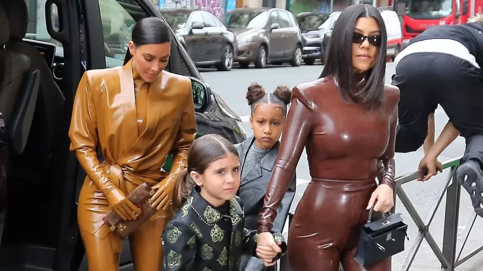 Kim és Kourtney Kardashian templomba jár Kanye Westtel, North Westtel és Penelope Disickkel