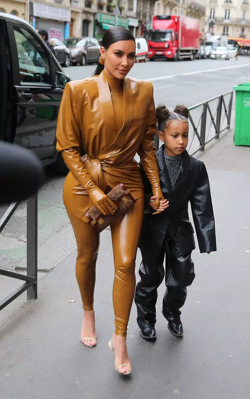 Kim dan Kourtney Kardashian Menghadiri Gereja Bersama Kanye West, North West dan Penelope Disick