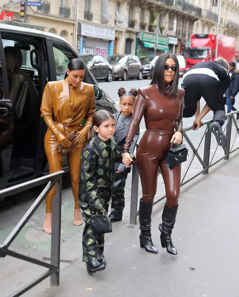 Kim und Kourtney Kardashian besuchen die Kirche mit Kanye West, North West und Penelope Disick