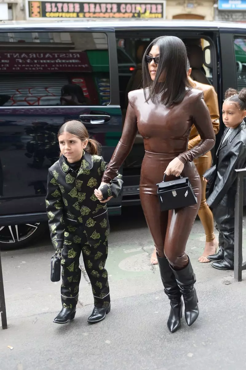 Kim und Kourtney Kardashian besuchen die Kirche mit Kanye West, North West und Penelope Disick