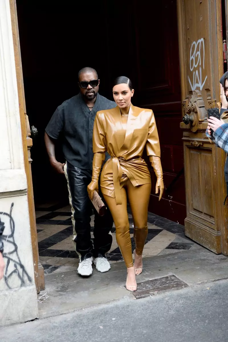 Kim 和 Kourtney Kardashian 与 Kanye West、North West 和 Penelope Disick 一起参加教堂