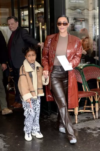 Kim Kardashian e a filla North West saíndo do Flore Café de París