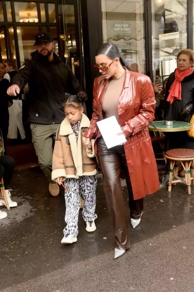 Kim Kardashian e a filla North West saíndo do Flore Café de París