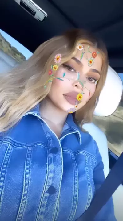 Kylie Jenner dëgjon këngën e Travis Scott në makinë në Instagram Story