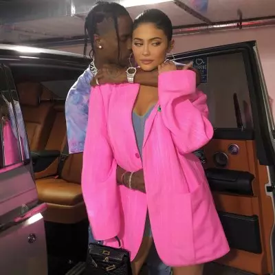 Kylie Jenner O Apara Blazer E Khōlō E Pinki Ha Travis Scott A Mo Haka ka Tshirt e Putsoa